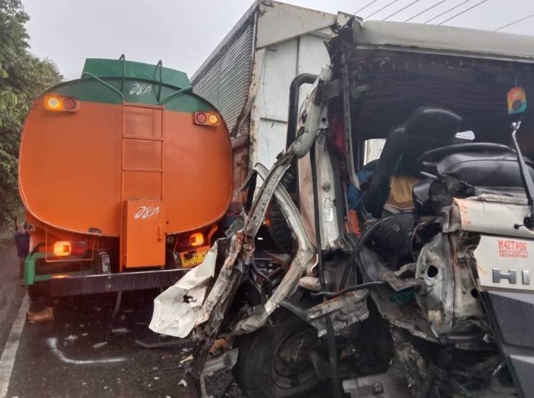 Truk Tabrakan di Torgamba, Jalinsum Macet Parah Hingga 15 Jam