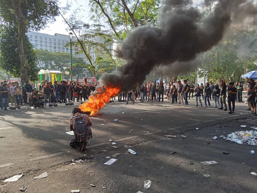 Mahasiswa Medan Aksi Bakar Ban di Depan Gedung DPRD Sumut